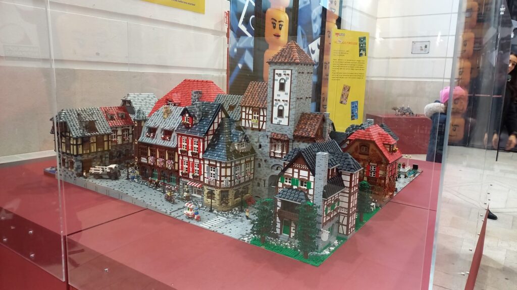 Bari, la storia costruita con i mattoncini più famosi del mondo: nella Sala Murat la mostra dei ...