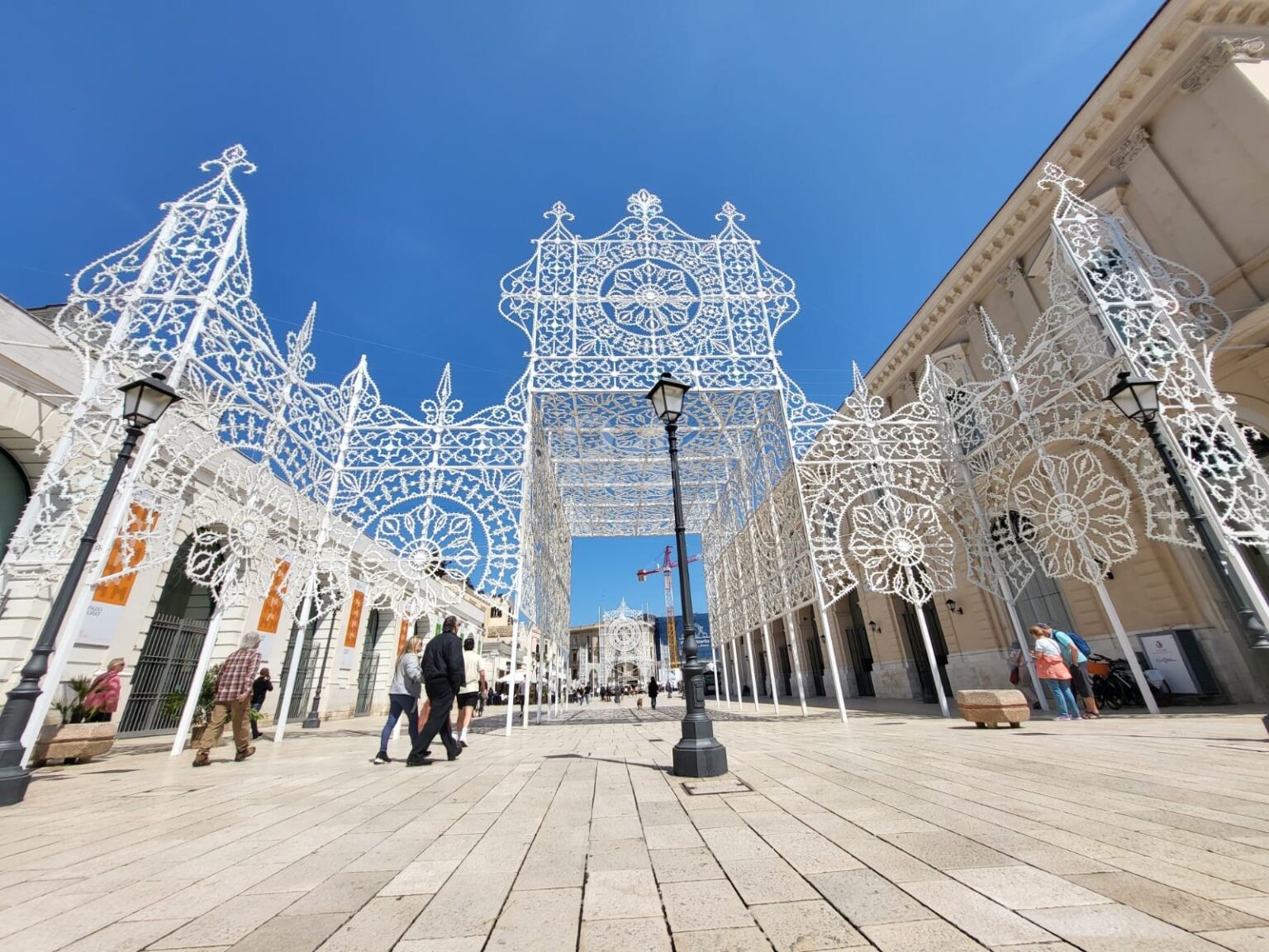 Bari si prepara alla festa di San Nicola: dalle luminarie alle giostre ...